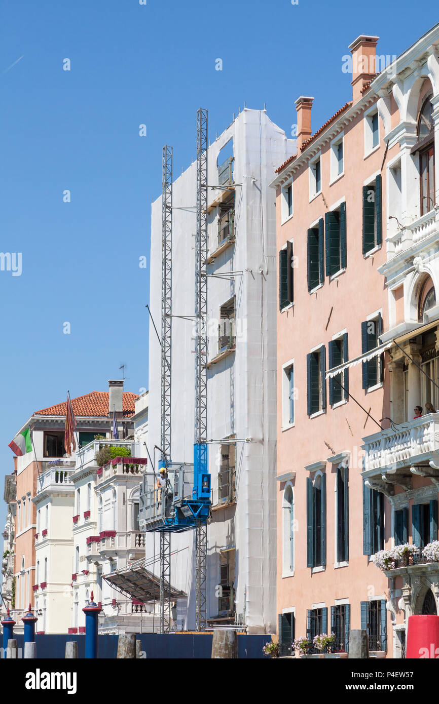 External elevator hi-res stock photography and images - Alamy