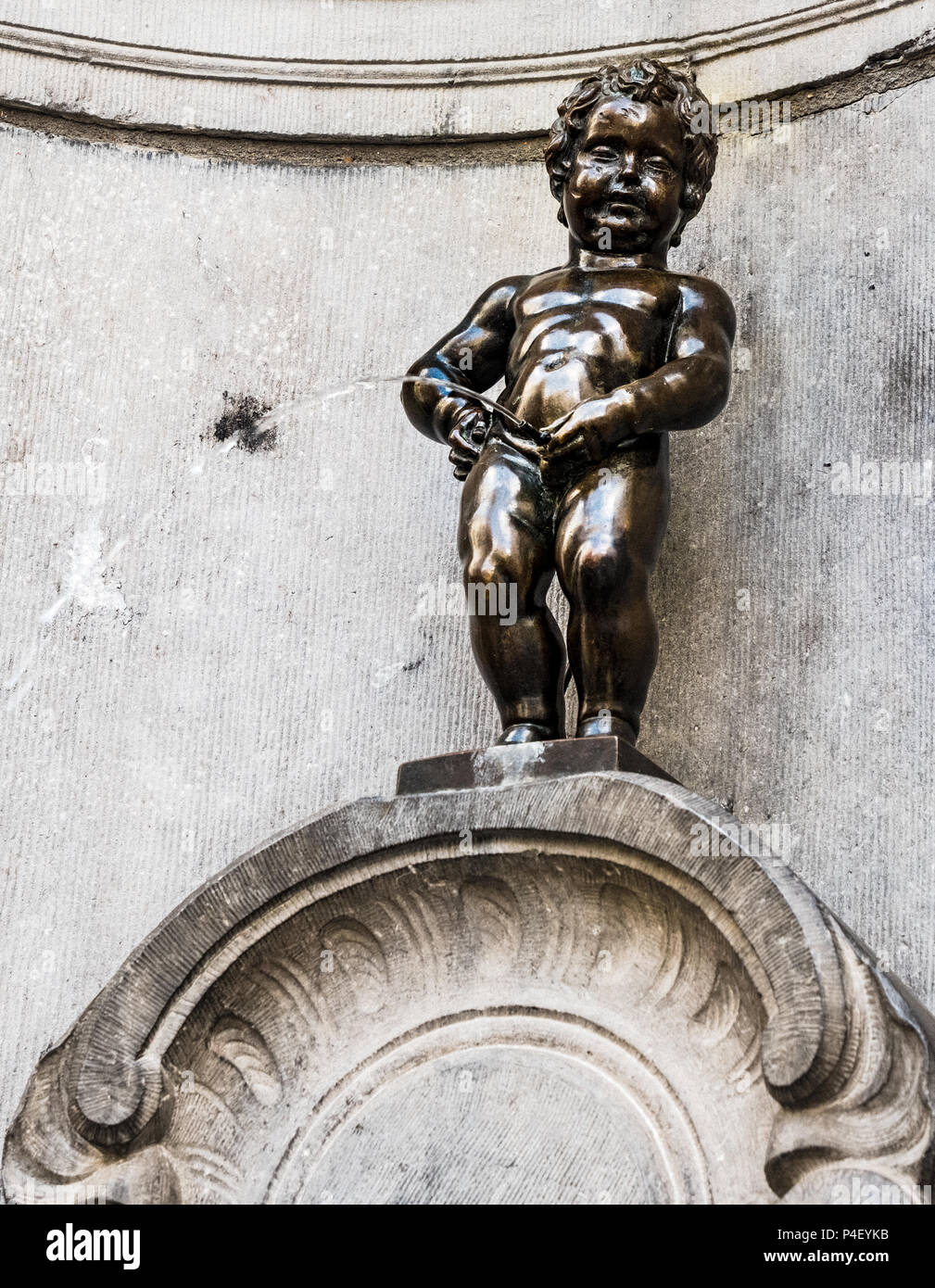 The famous statue of The Manneken Pis ( Peeing Boy ) in Brussels ...
