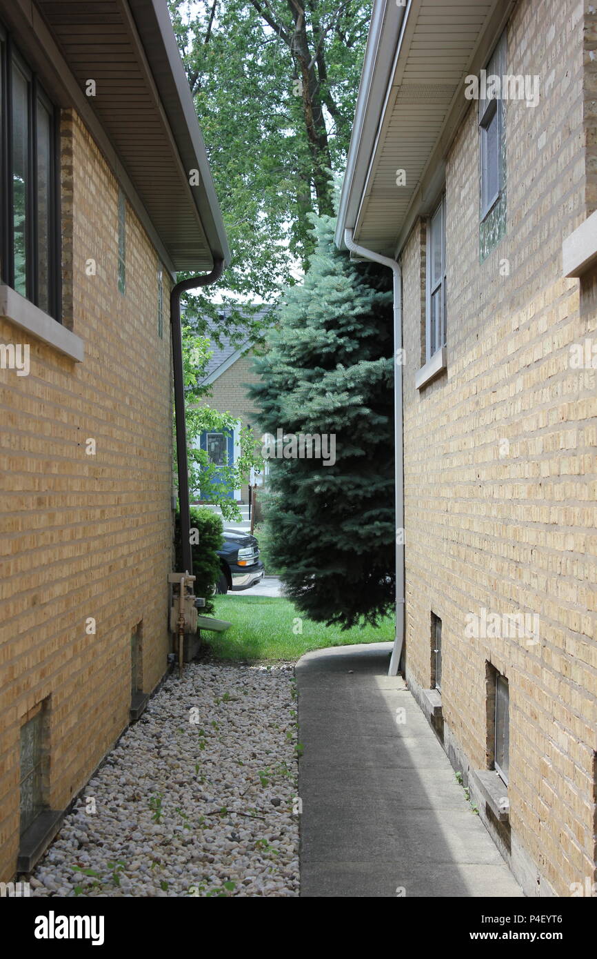 Sidewalk between two buildings High Resolution Stock Photography and ...