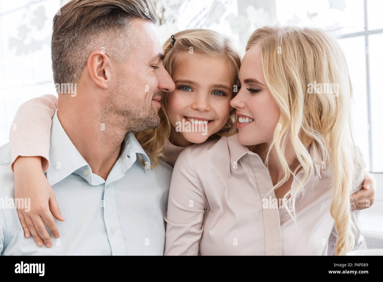 Family cuddling hi-res stock photography and images - Alamy