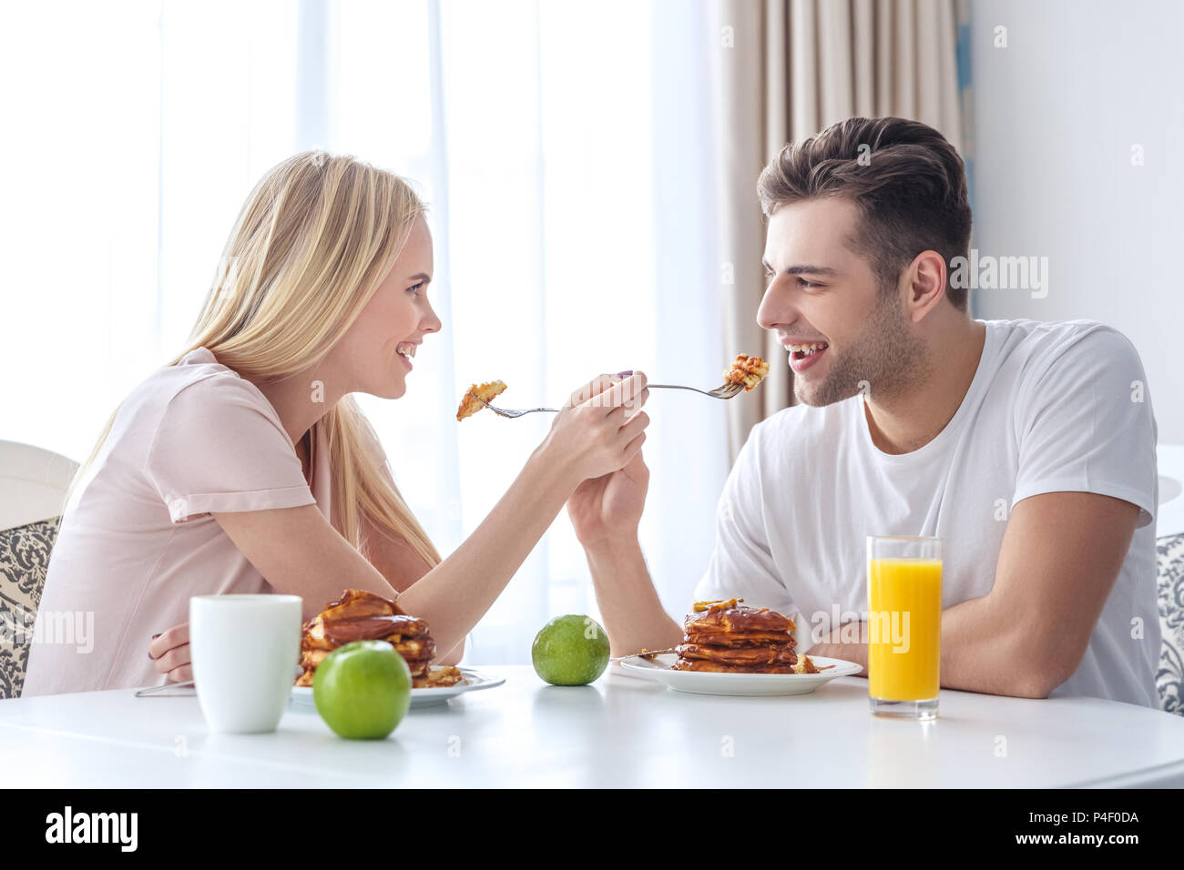 Couple feeding each other hi-res stock photography and images - Alamy