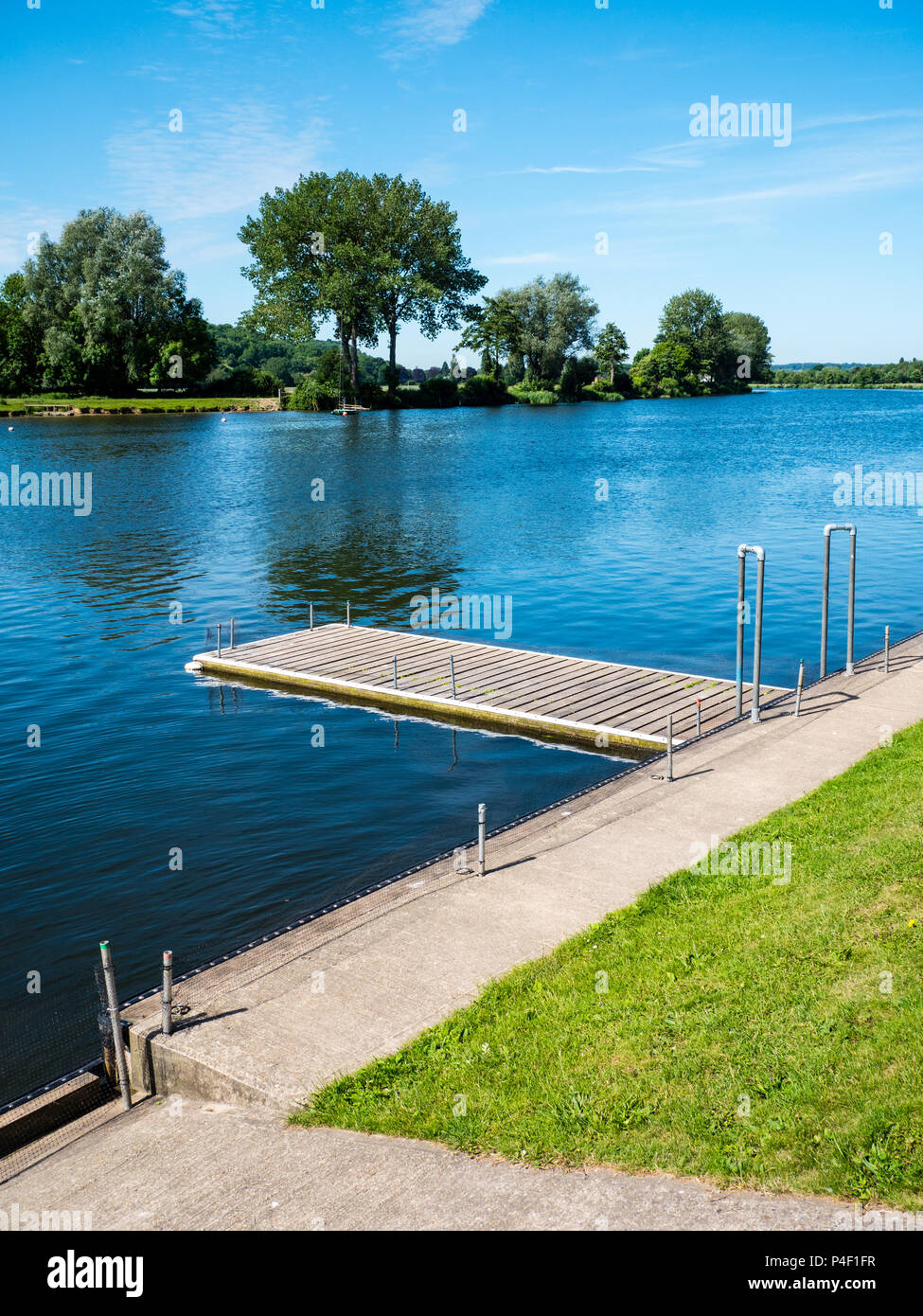 Peaceful, Boat Jetty, River Thames, Bourne End, Buckinghamshire ...