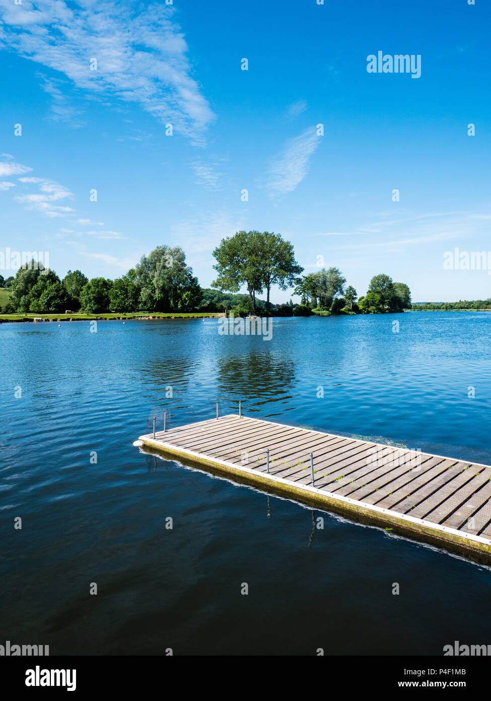 Peaceful, Boat Jetty, River Thames, Bourne End, Buckinghamshire ...