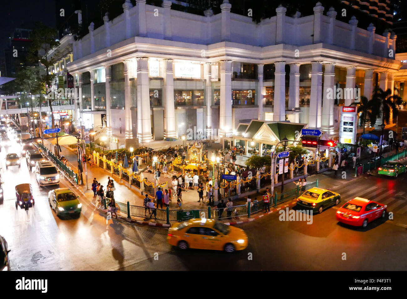 BANGKOK, THAILAND - MARCH 12, 2017: Ratchaprasong Intersection ...
