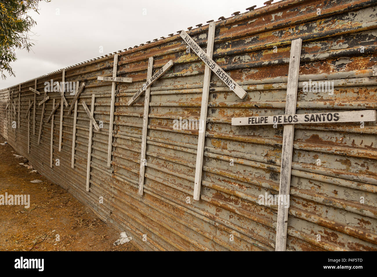 Memorials mark the border fence between Mexico and the USA to ...