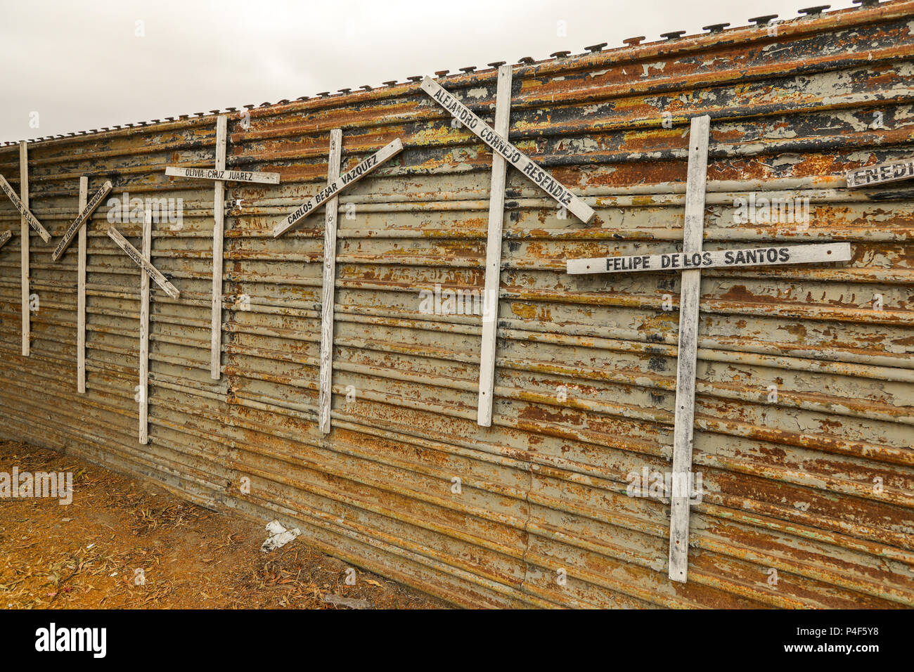 Memorials mark the border fence between Mexico and the USA to ...