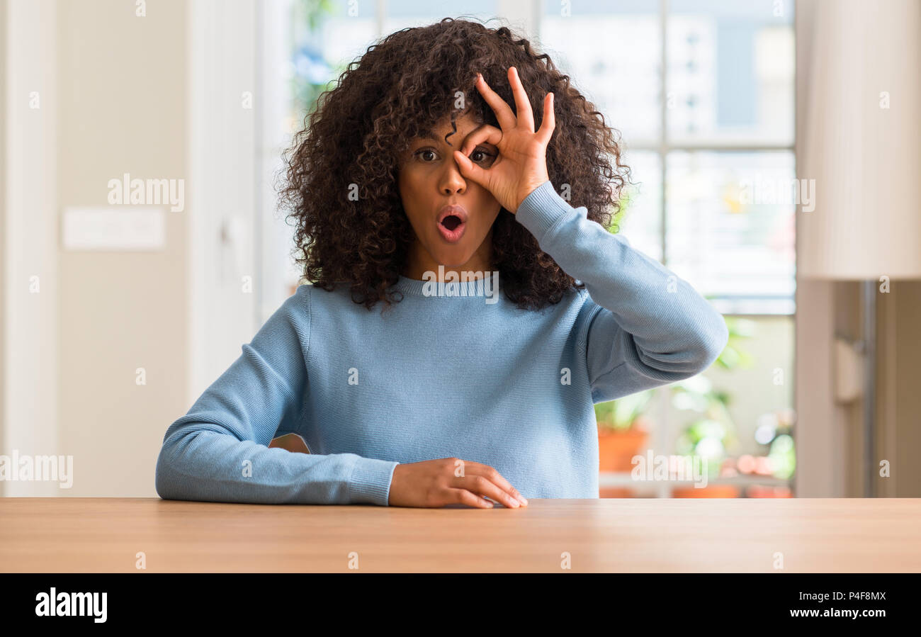 Surprised friendly woman doing hi-res stock photography and images - Alamy