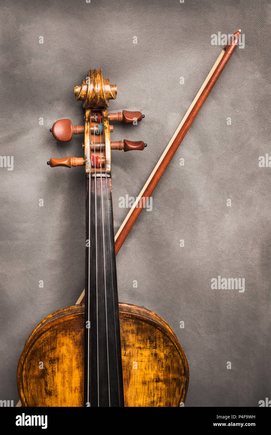 Violin on gray background closeup Stock Photo - Alamy