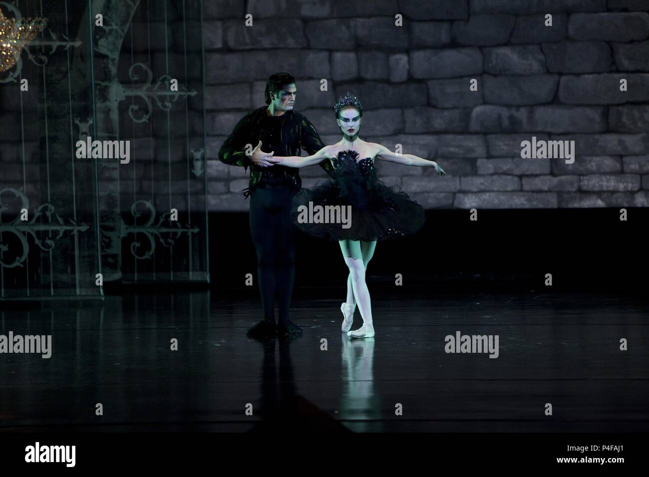 Natalie portman black swan film still hi-res stock photography and ...