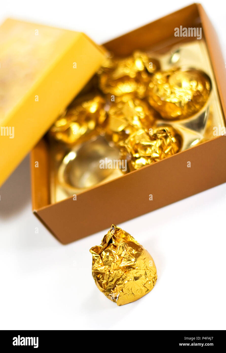 Candies in gold foil hi-res stock photography and images - Alamy