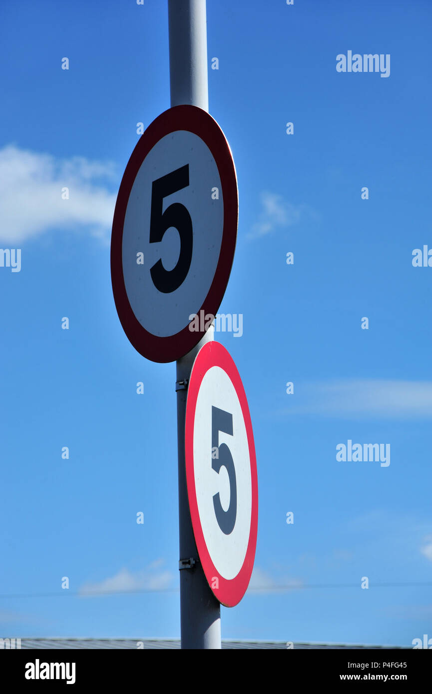 10 miles per hour sign hi-res stock photography and images - Alamy