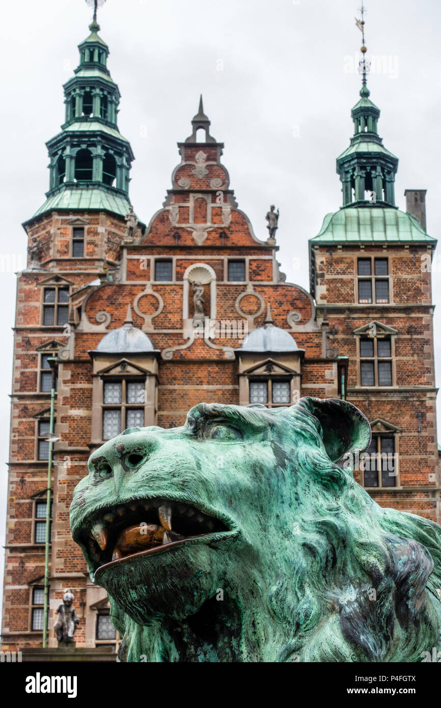 Lion sculpture in front of Rosenborg Castle, Copenhagen, Denmark Stock ...