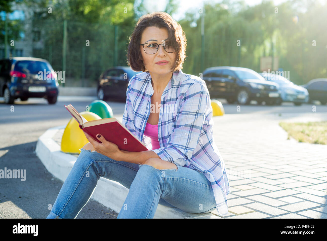Female model reading a book hi-res stock photography and images - Alamy