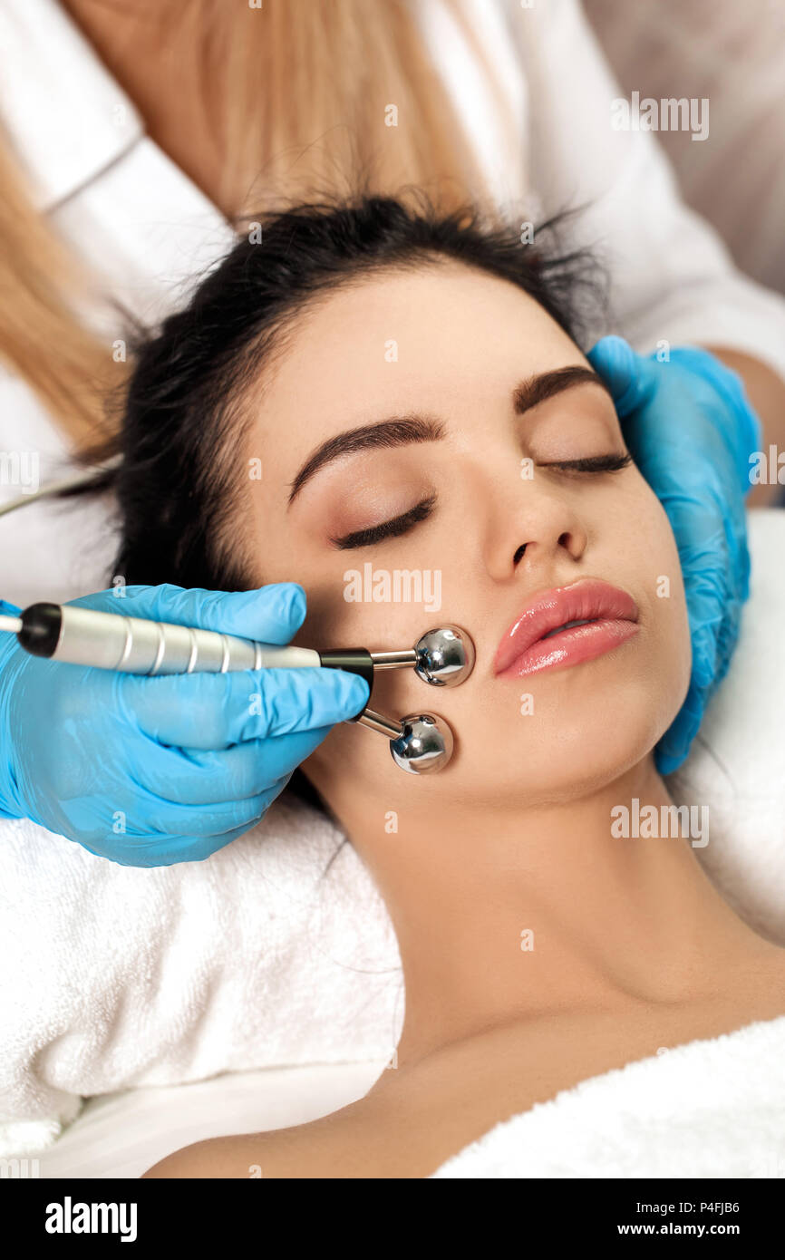Beautician makes cleaning of face in spa salon Stock Photo - Alamy