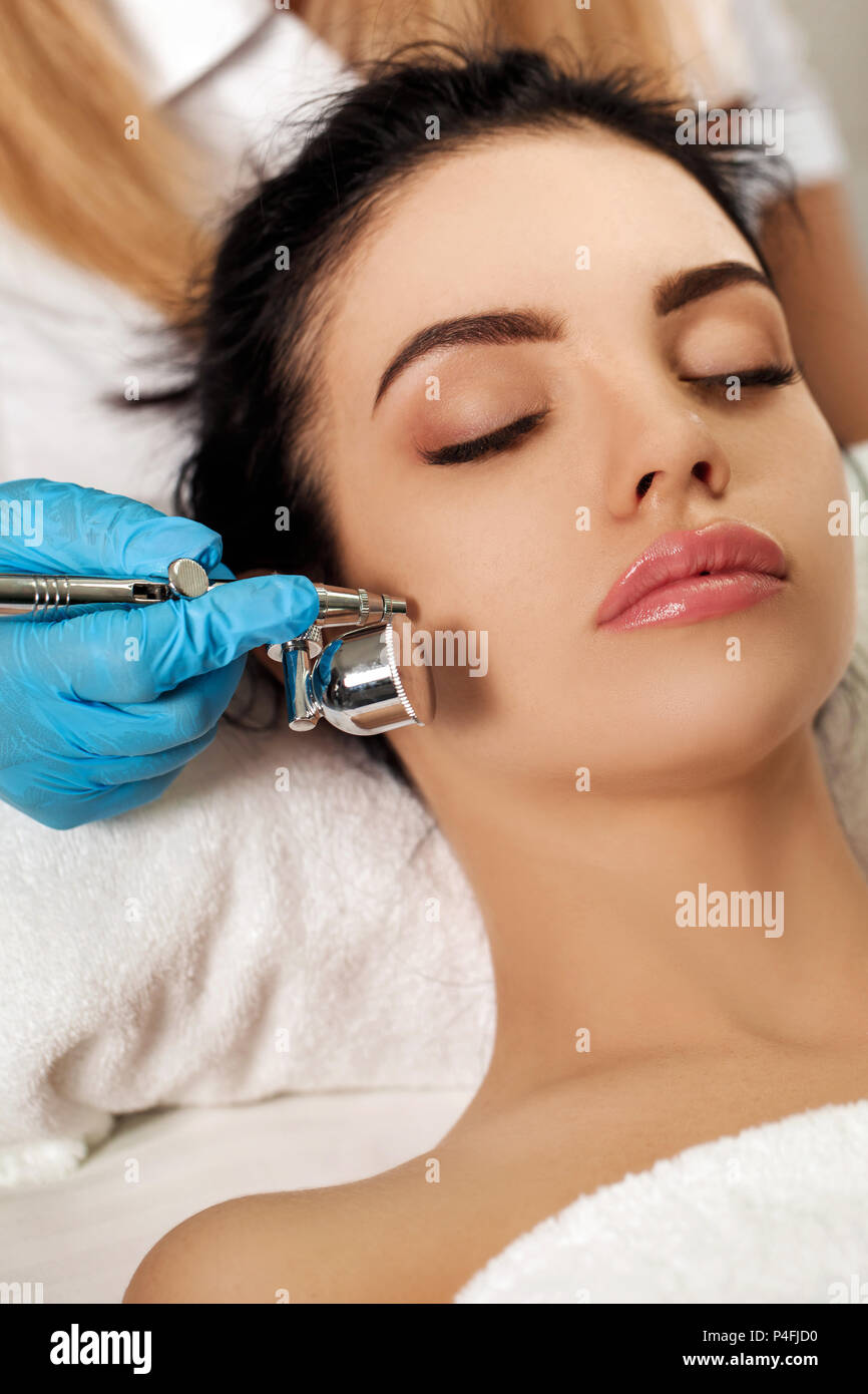 Beautician makes cleaning of face in spa salon Stock Photo - Alamy