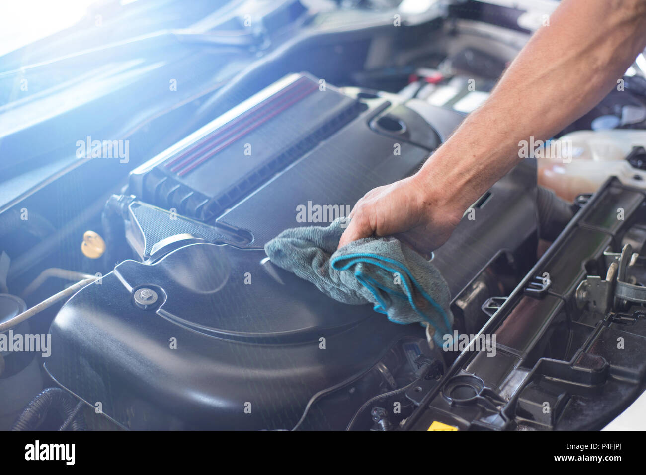 Mechanic cleaning car engine Stock Photo - Alamy