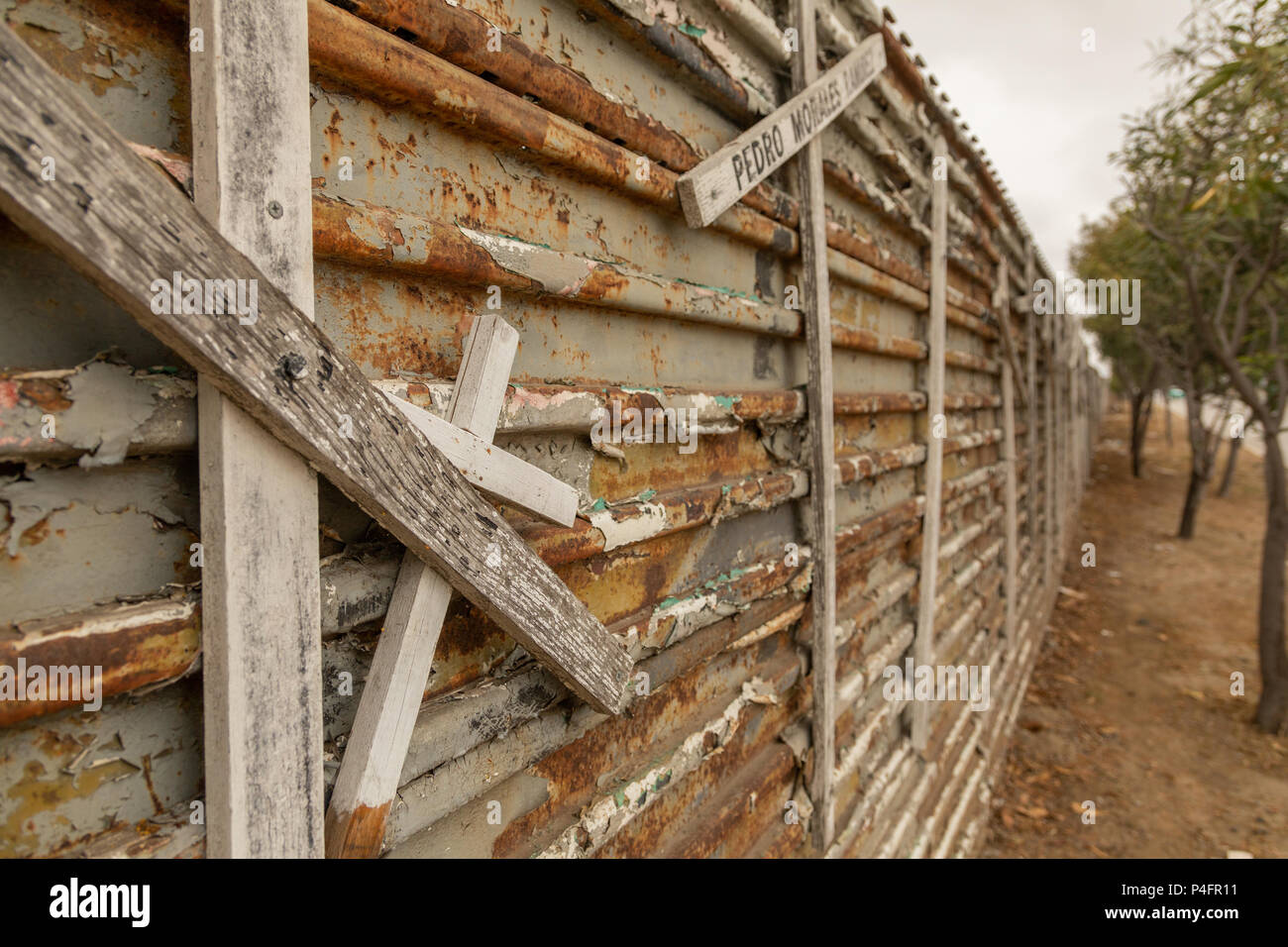 Memorials mark the border fence between Mexico and the USA to ...