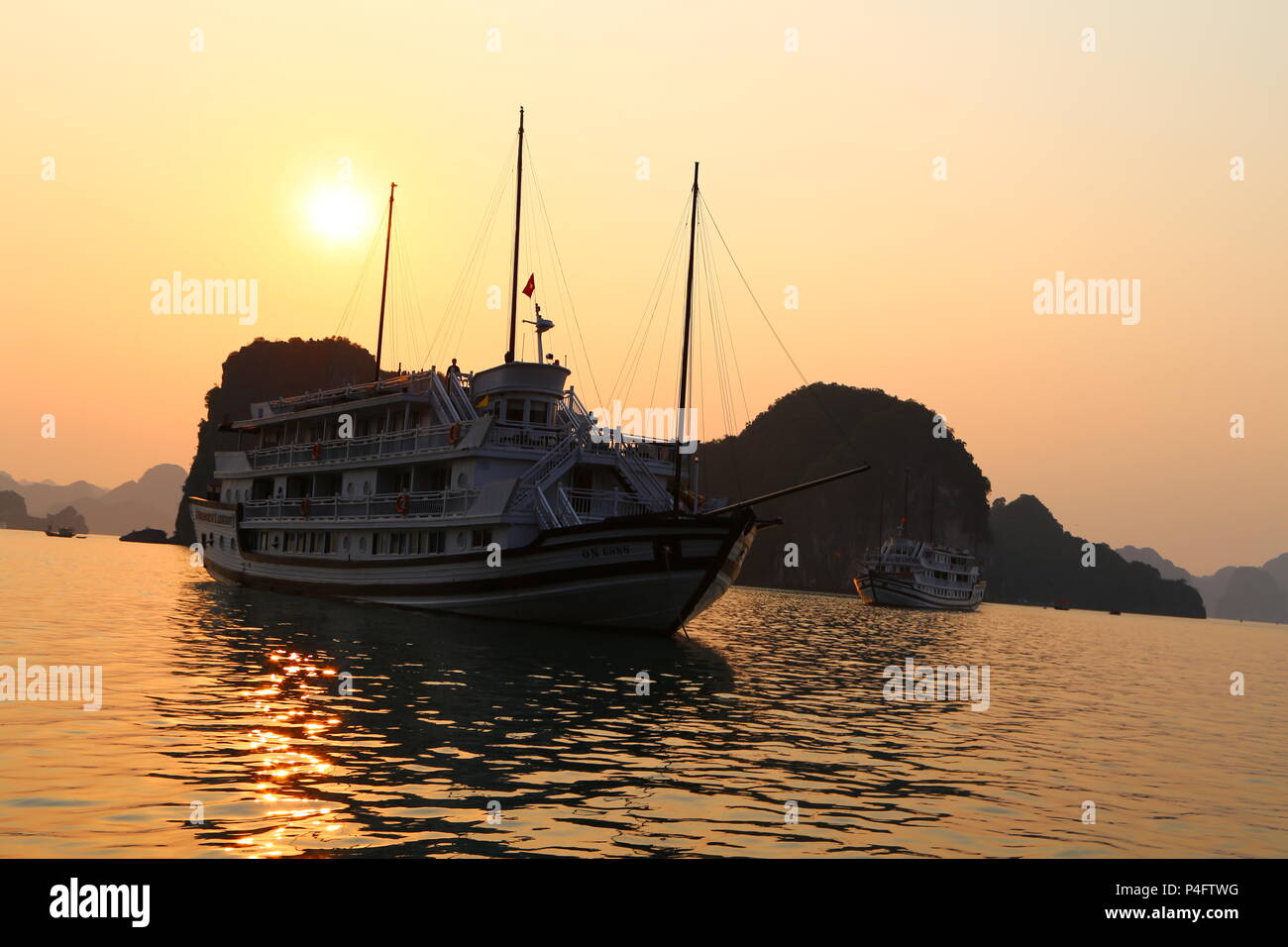 Halong vietnam dawn peaceful calm hi-res stock photography and images ...