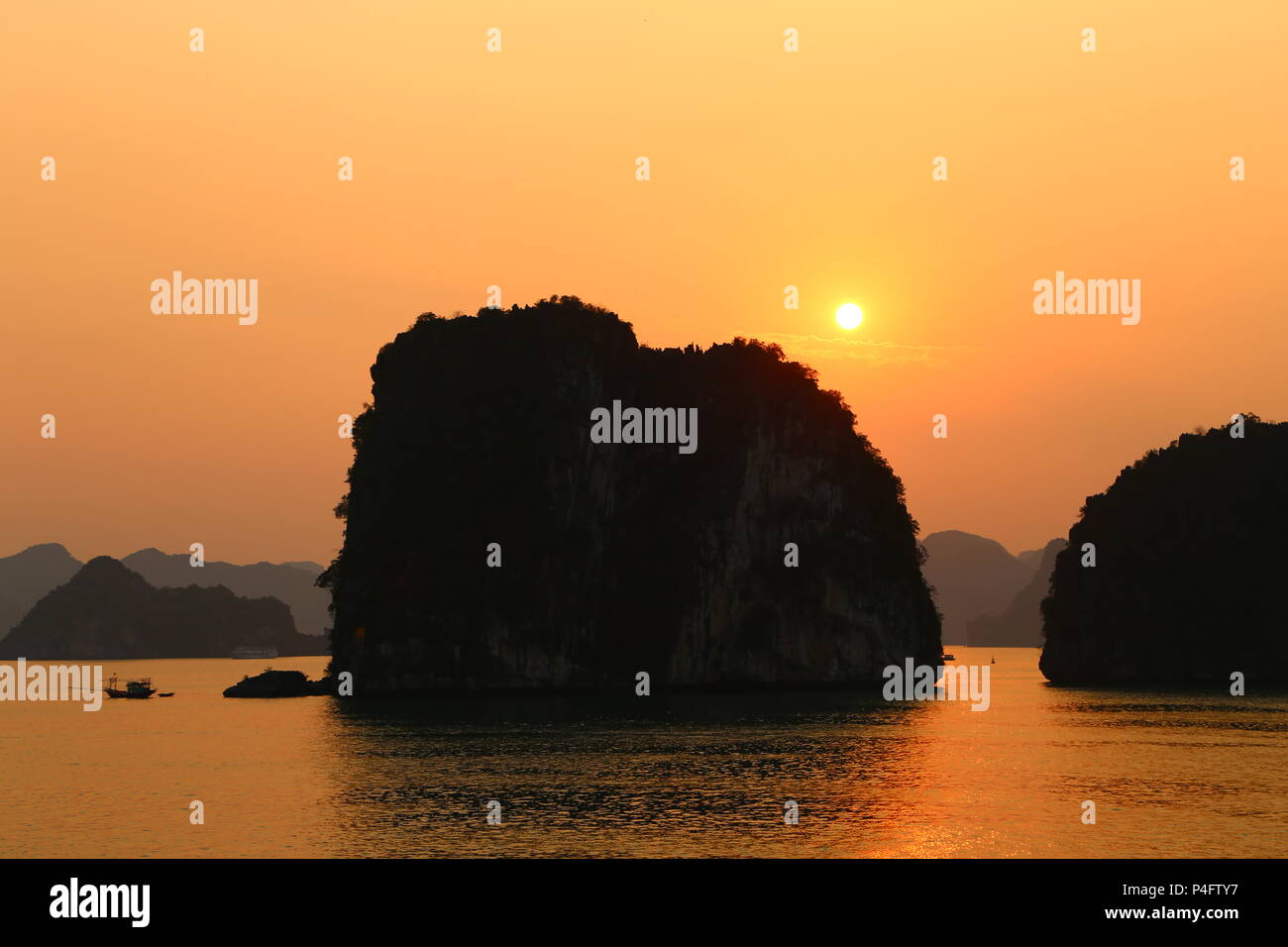 Ha long bay travel hi-res stock photography and images - Alamy