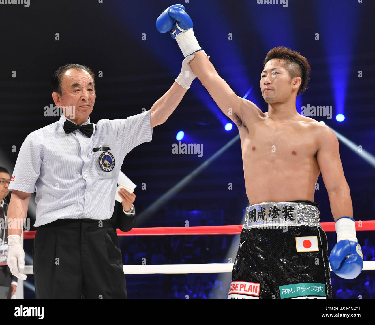 Tokyo, Japan. 25th May, 2018. (L-R) Kazunobu Asao (Referee), Takuma ...