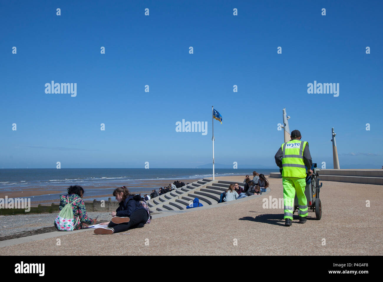 Lancashire, UK. 22 June 2018. Blue skies and sunshine on the Fylde ...