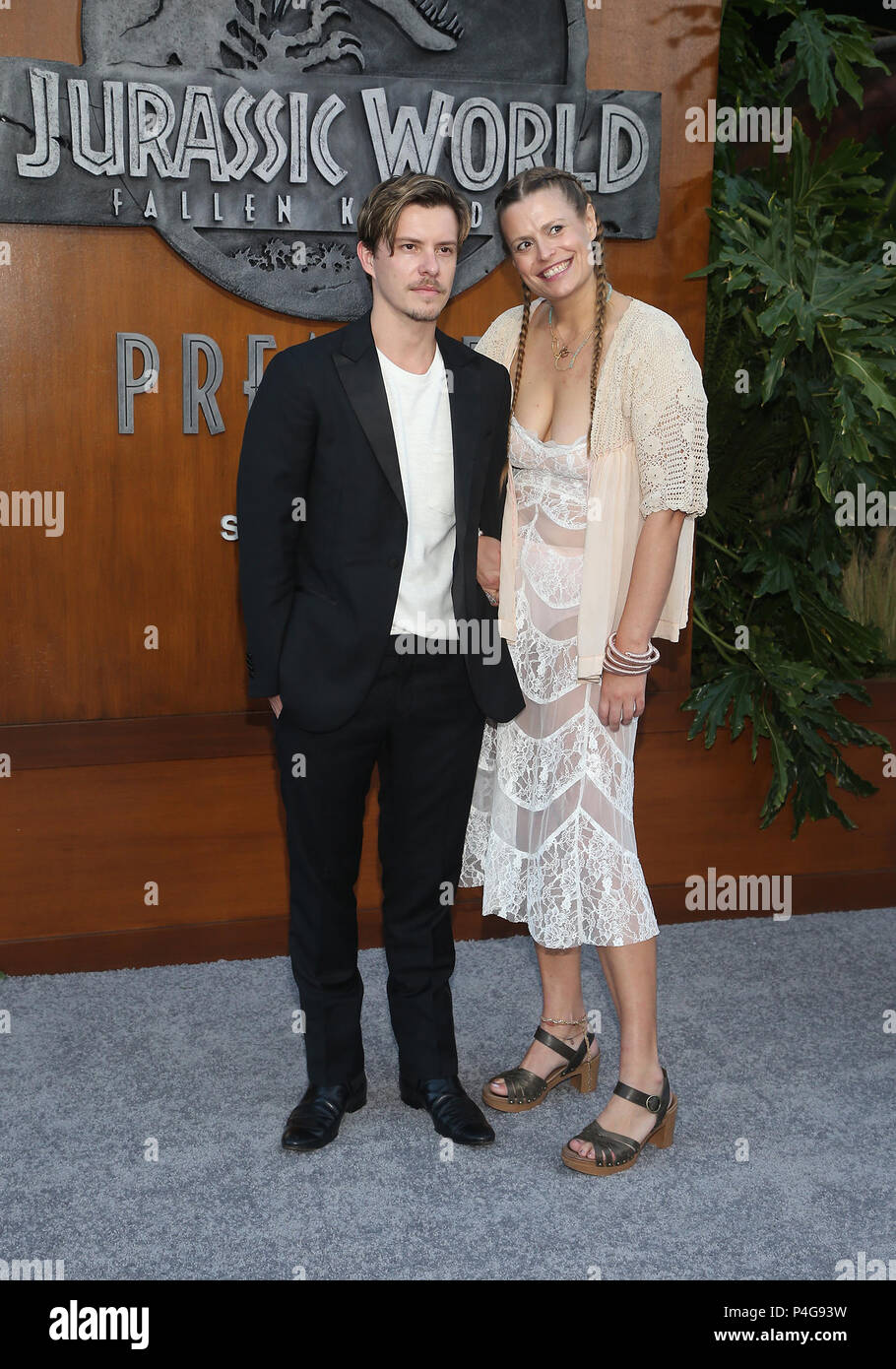 Xavier Samuel And Girlfriend