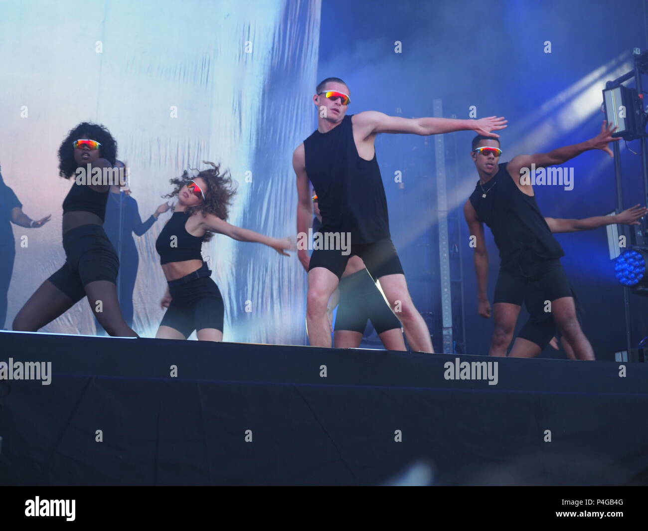 Backing dancers hi-res stock photography and images - Alamy