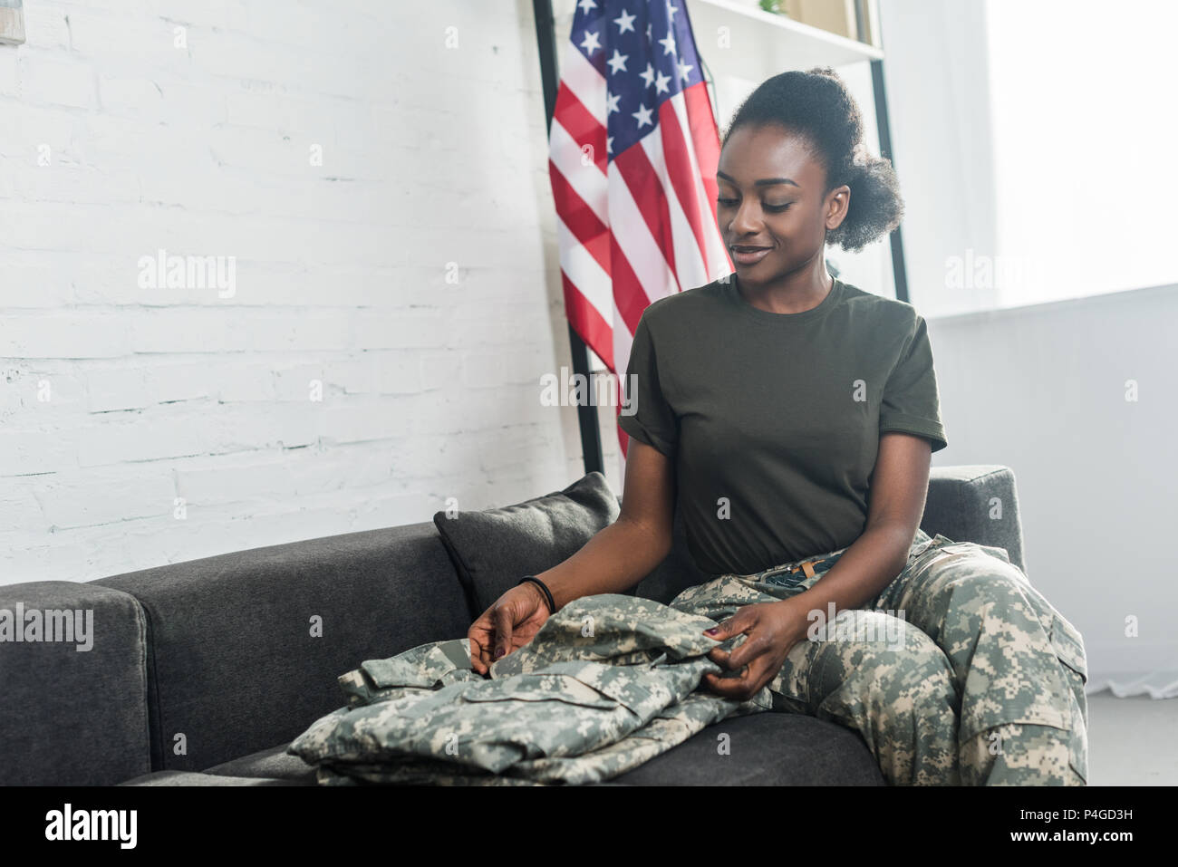 Female army soldier hi-res stock photography and images - Alamy