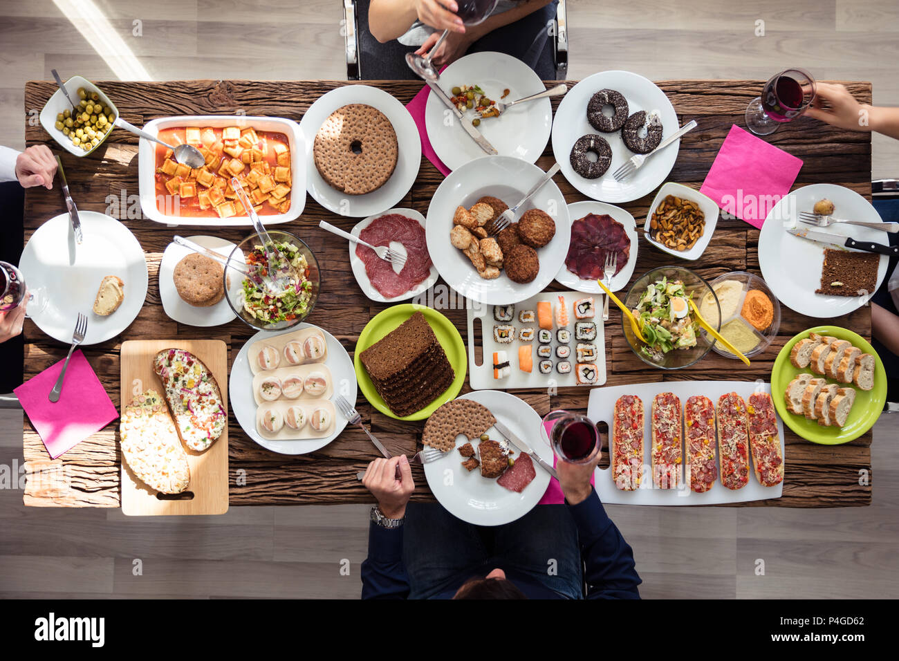 Family and friends lunch hi-res stock photography and images - Alamy