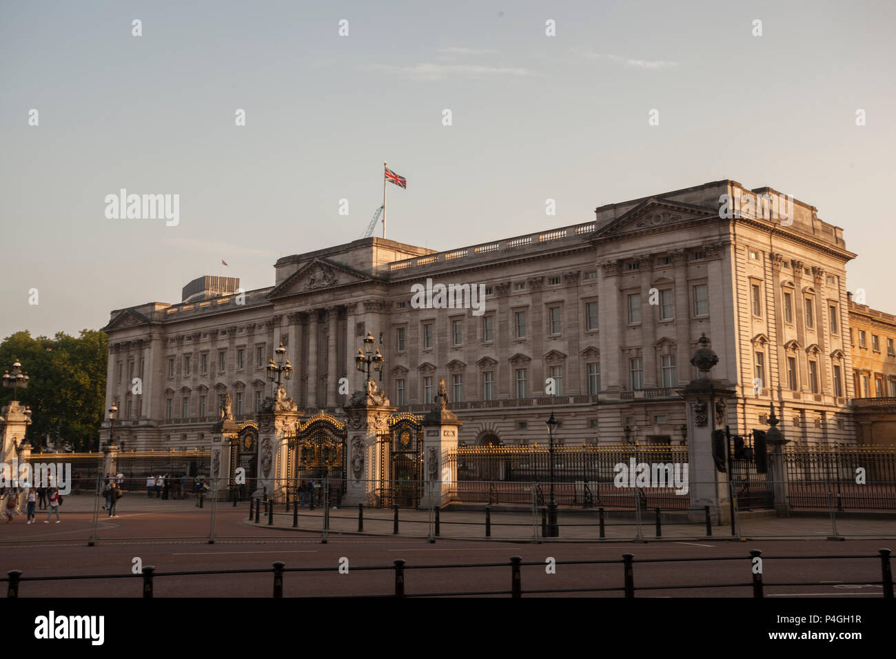 Buckingham palace side view hi-res stock photography and images - Alamy