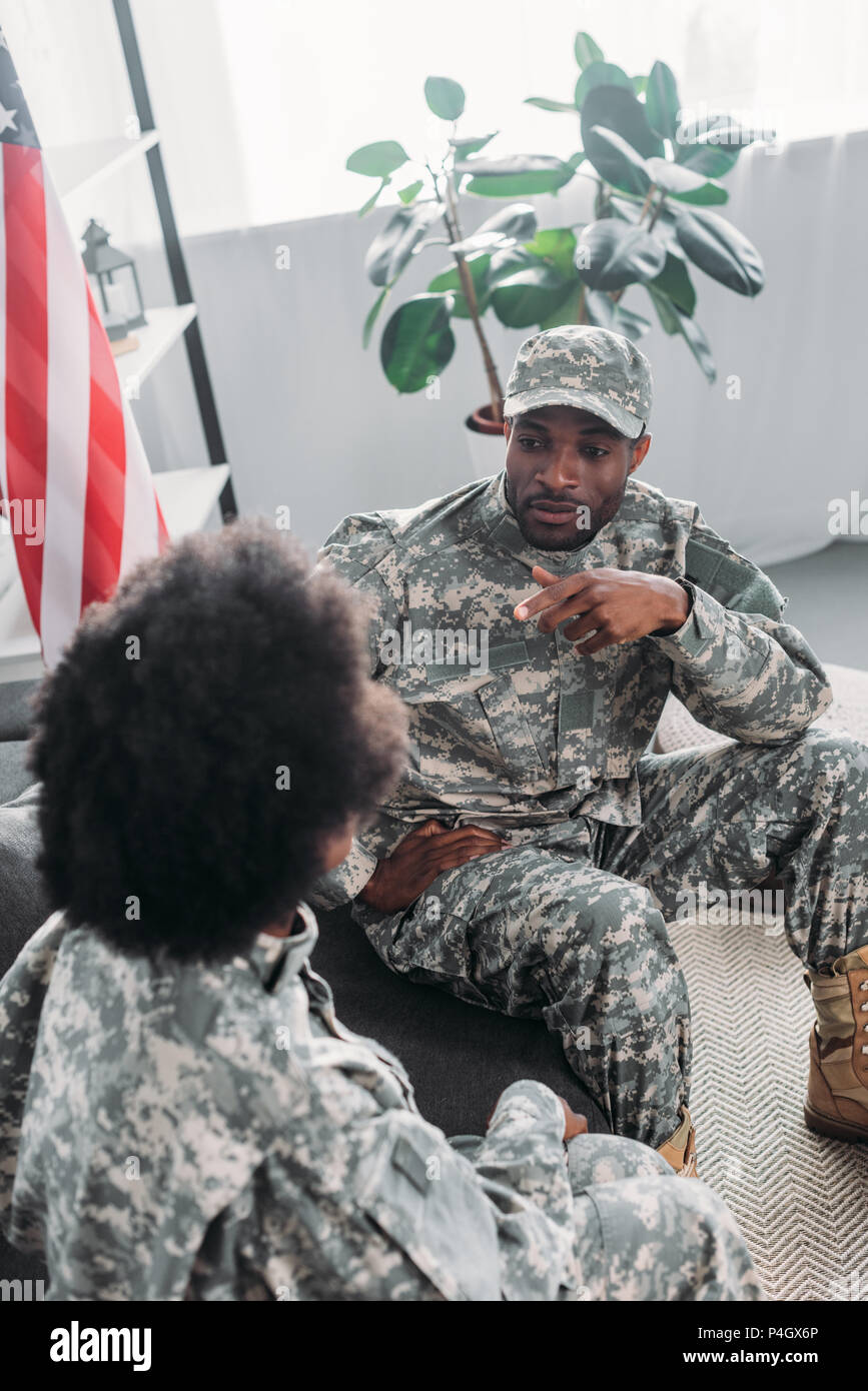 Female soldiers talking hi-res stock photography and images - Alamy