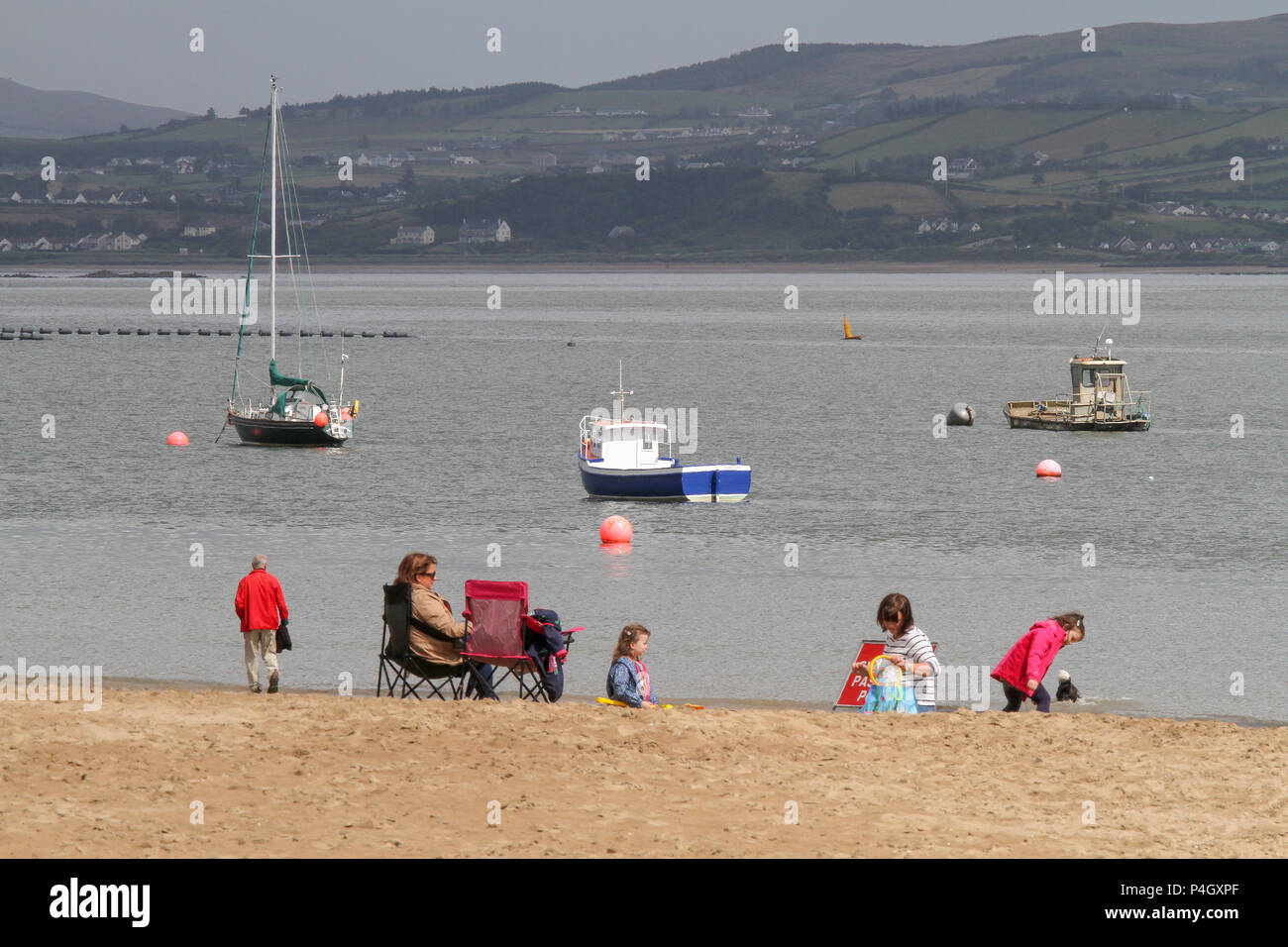 Irish beach family hi-res stock photography and images - Alamy
