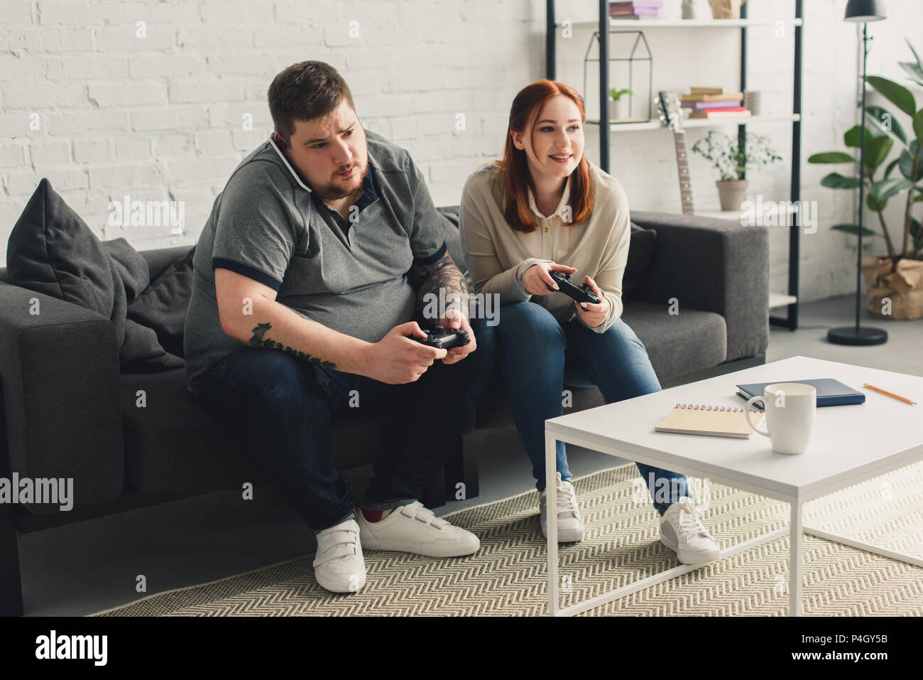 Man playing video game talking hi-res stock photography and images - Alamy