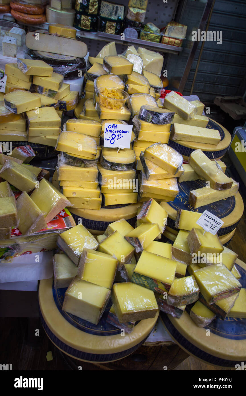 Red and yellow cheese display hi-res stock photography and images - Alamy