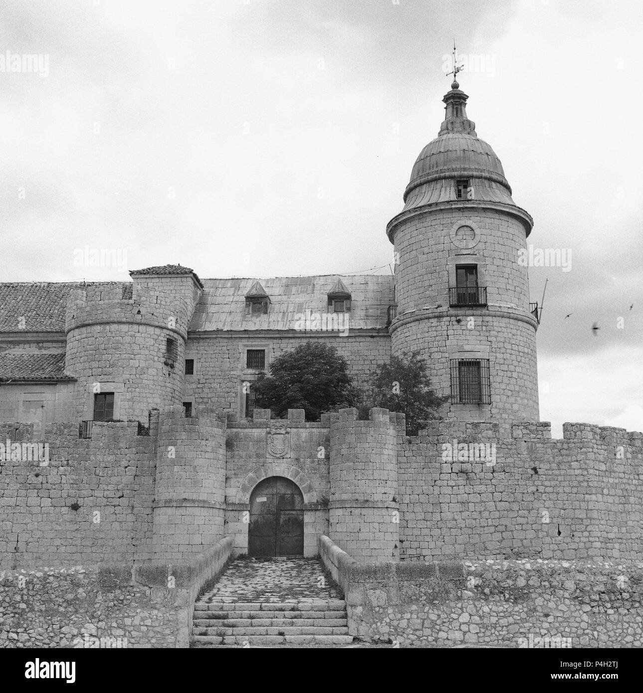 CASTILLO DE SIMANCAS CONSTRUIDO EN EL SIGLO XV Y RESTAURADO EN 1584 POR ...