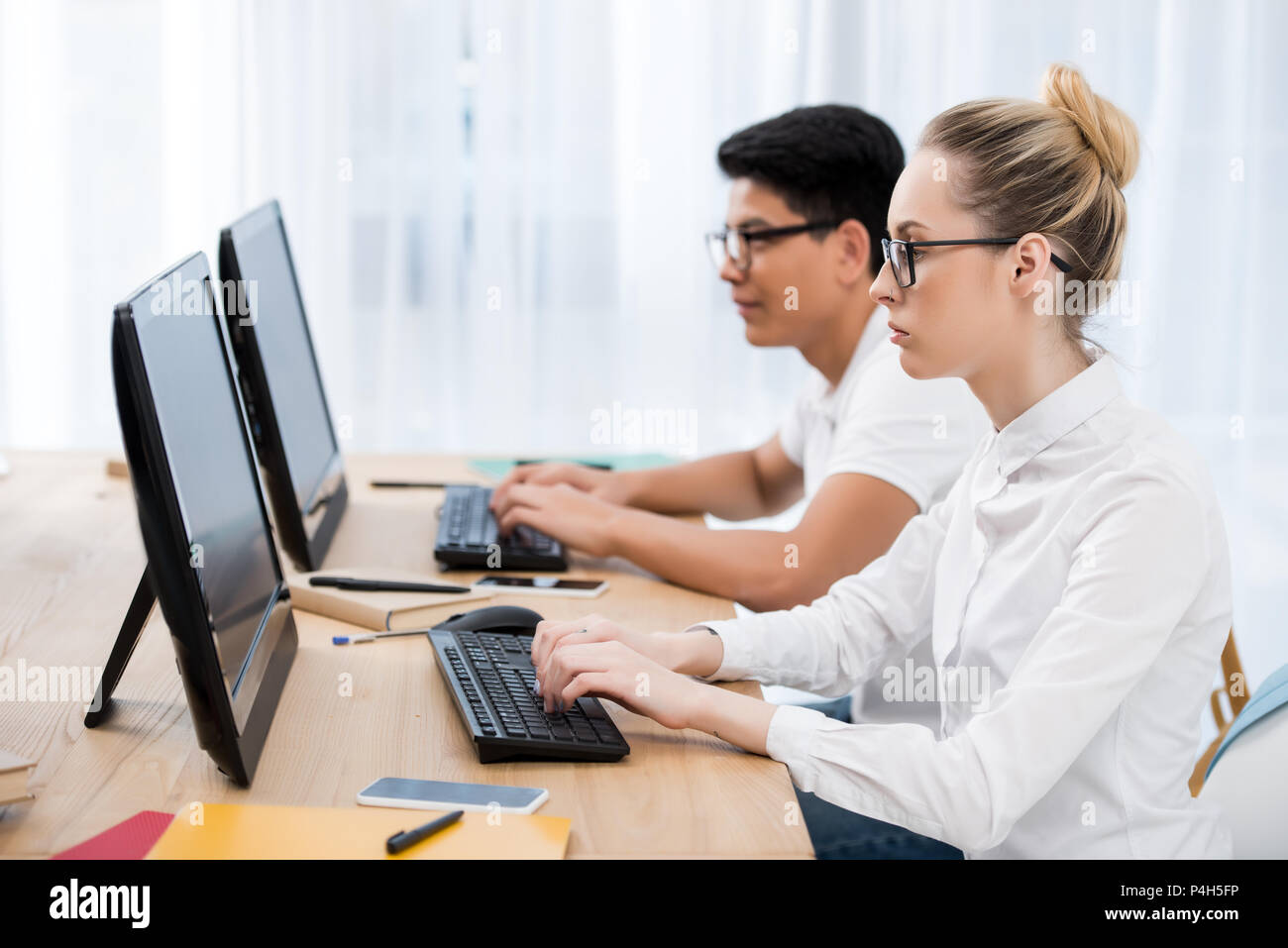 Teens working on computers hi-res stock photography and images - Alamy