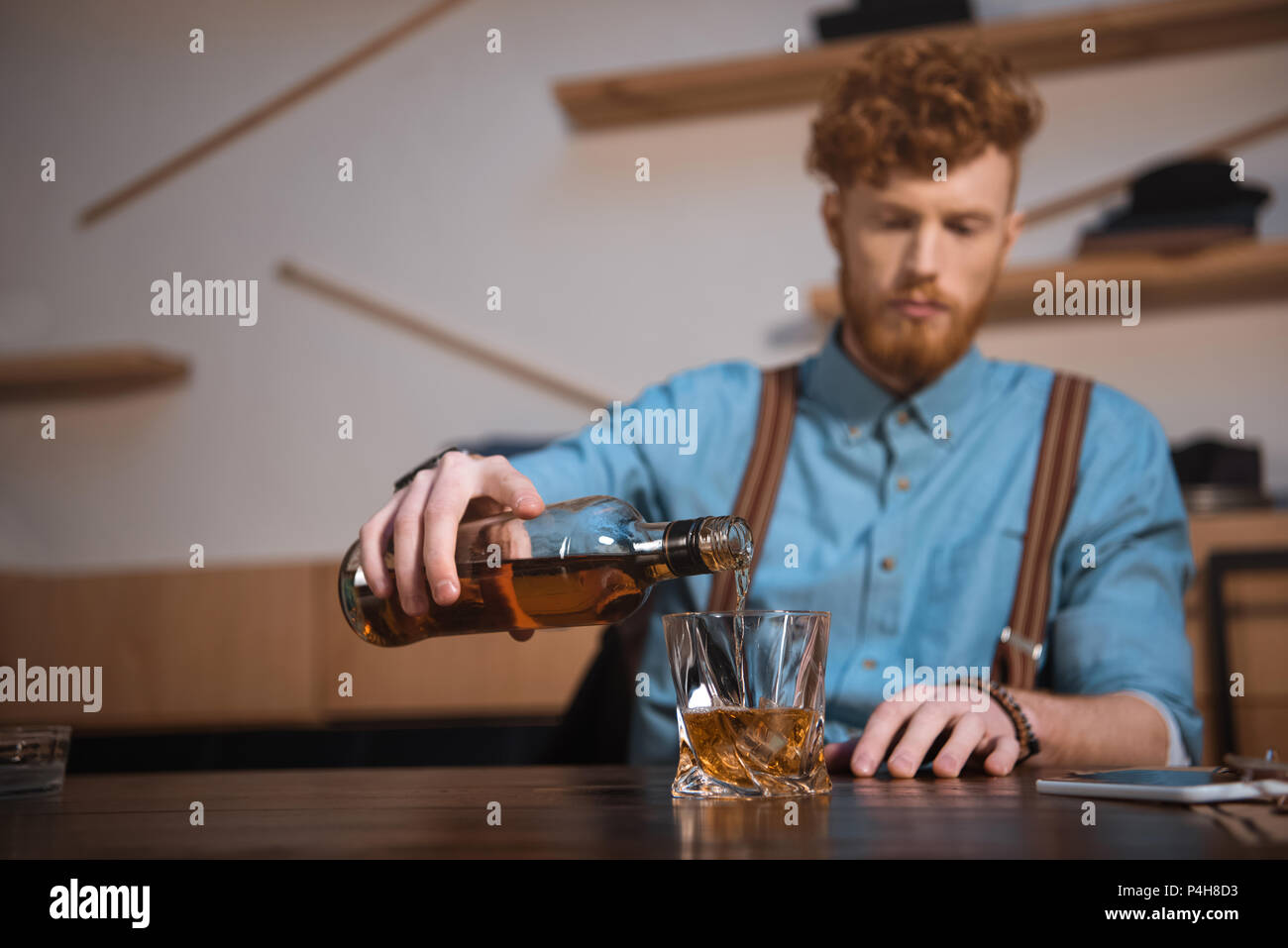 Pouring whisky hi-res stock photography and images - Alamy