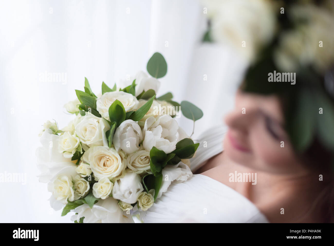 overhead view of elegant bride with white wedding bouquet Stock Photo ...