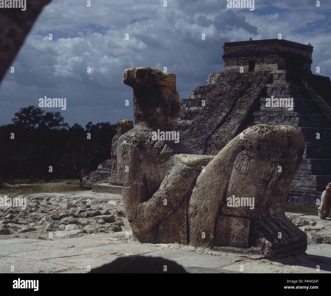 ESCULTURA DE CHAC-MOOL Y PIRAMIDE DE KUKULCAN. Location: TEMPLE OF THE ...
