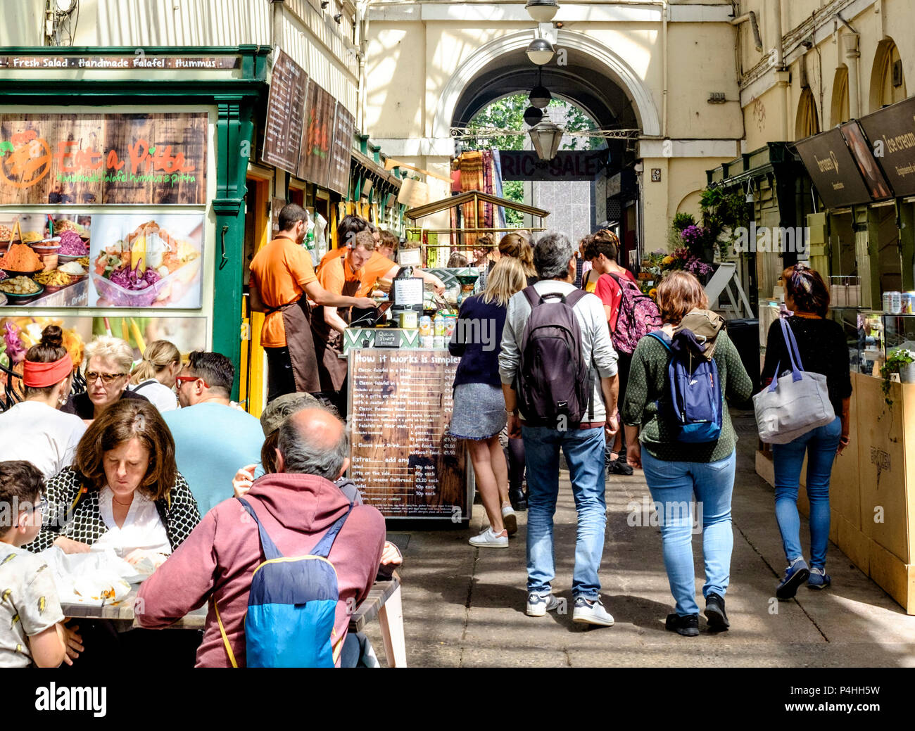 Eating stalls hi-res stock photography and images - Alamy