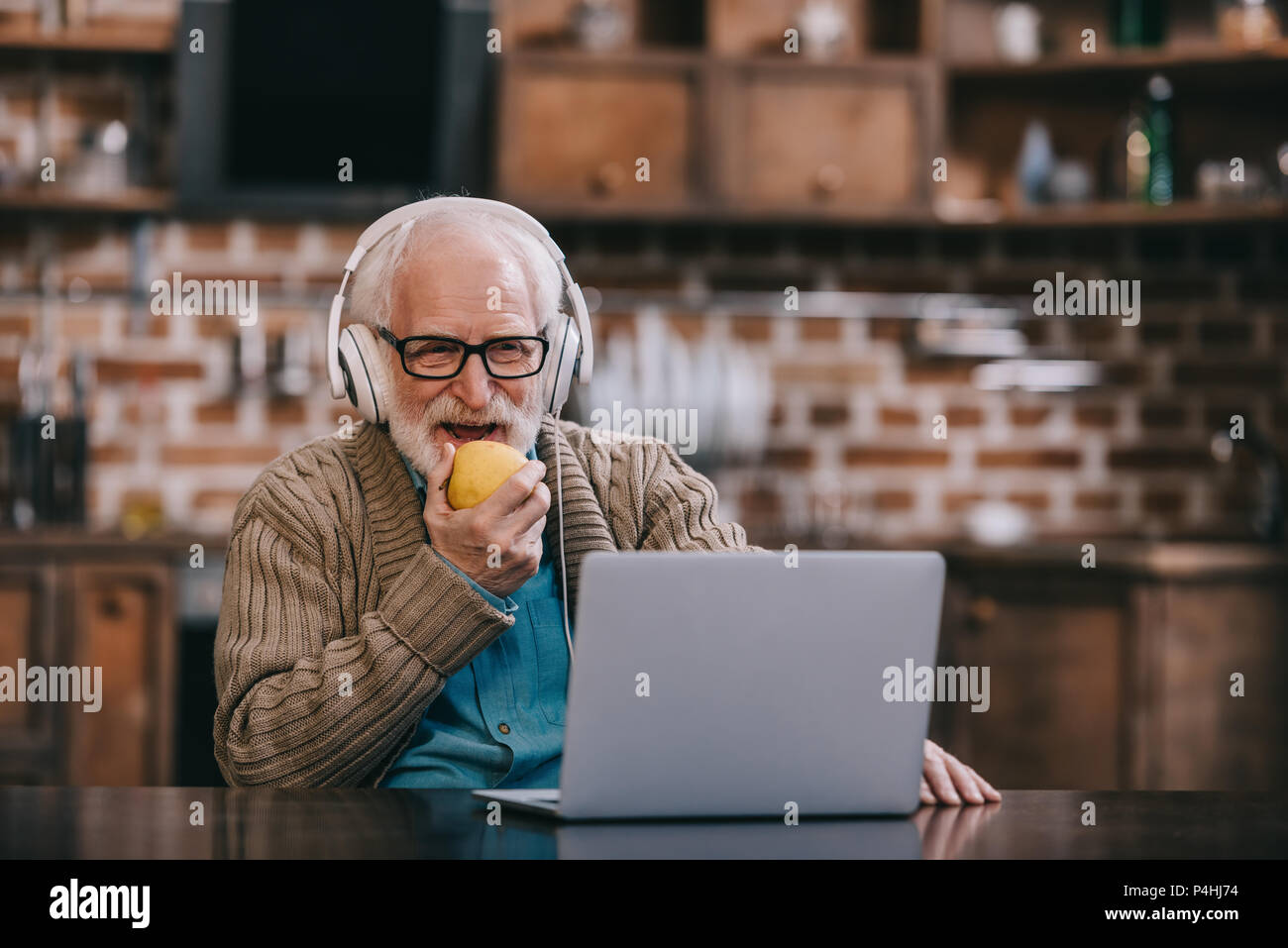 Laptop apple care hi-res stock photography and images - Alamy