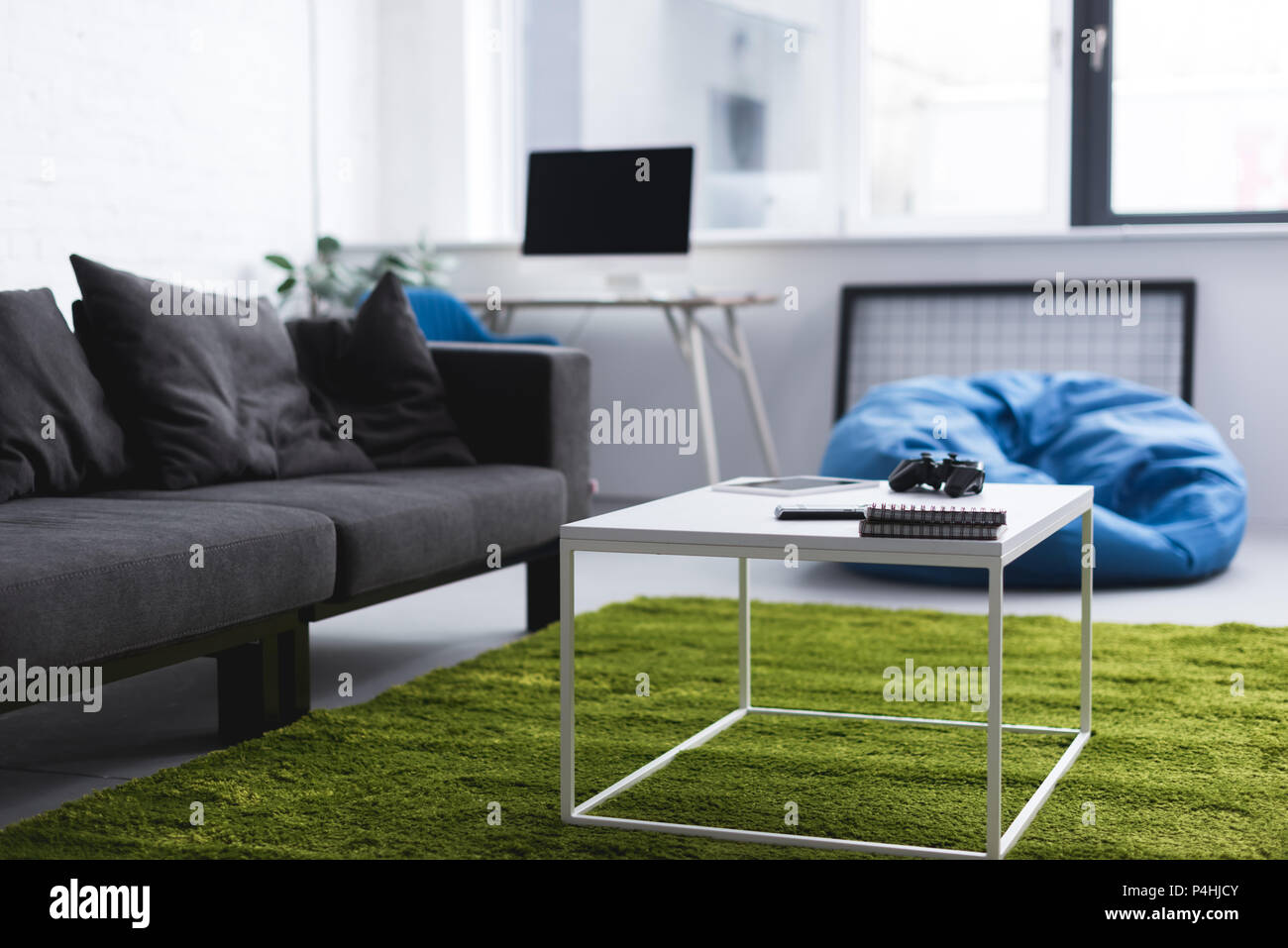 Computer tables hi-res stock photography and images - Alamy