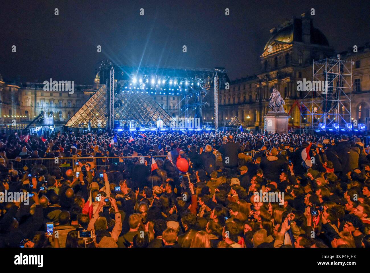 May 7, 2017 - Paris, France: Supporters of Emmanuel Macron celebrate ...