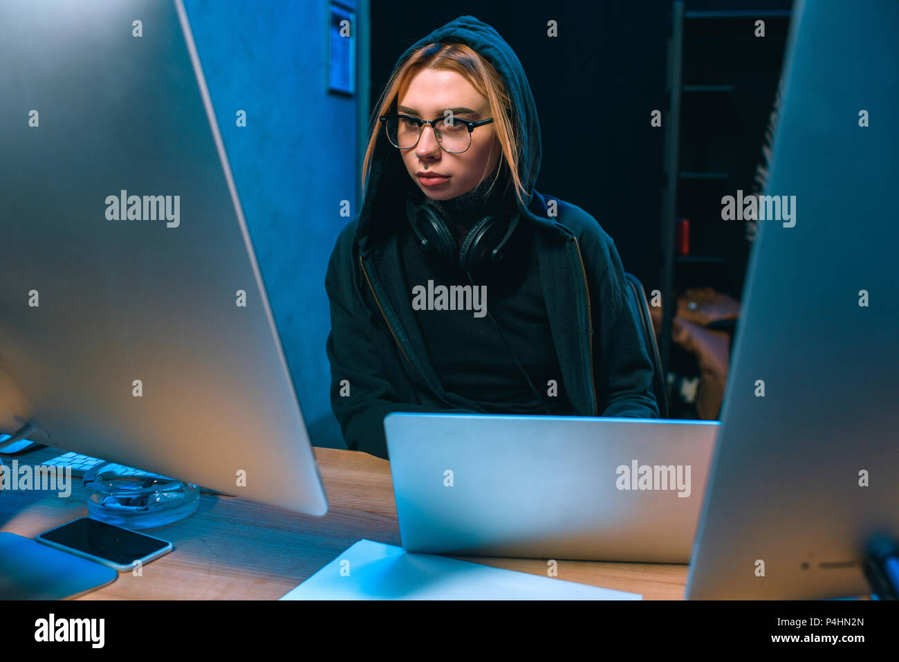 Female hacker hi-res stock photography and images - Alamy