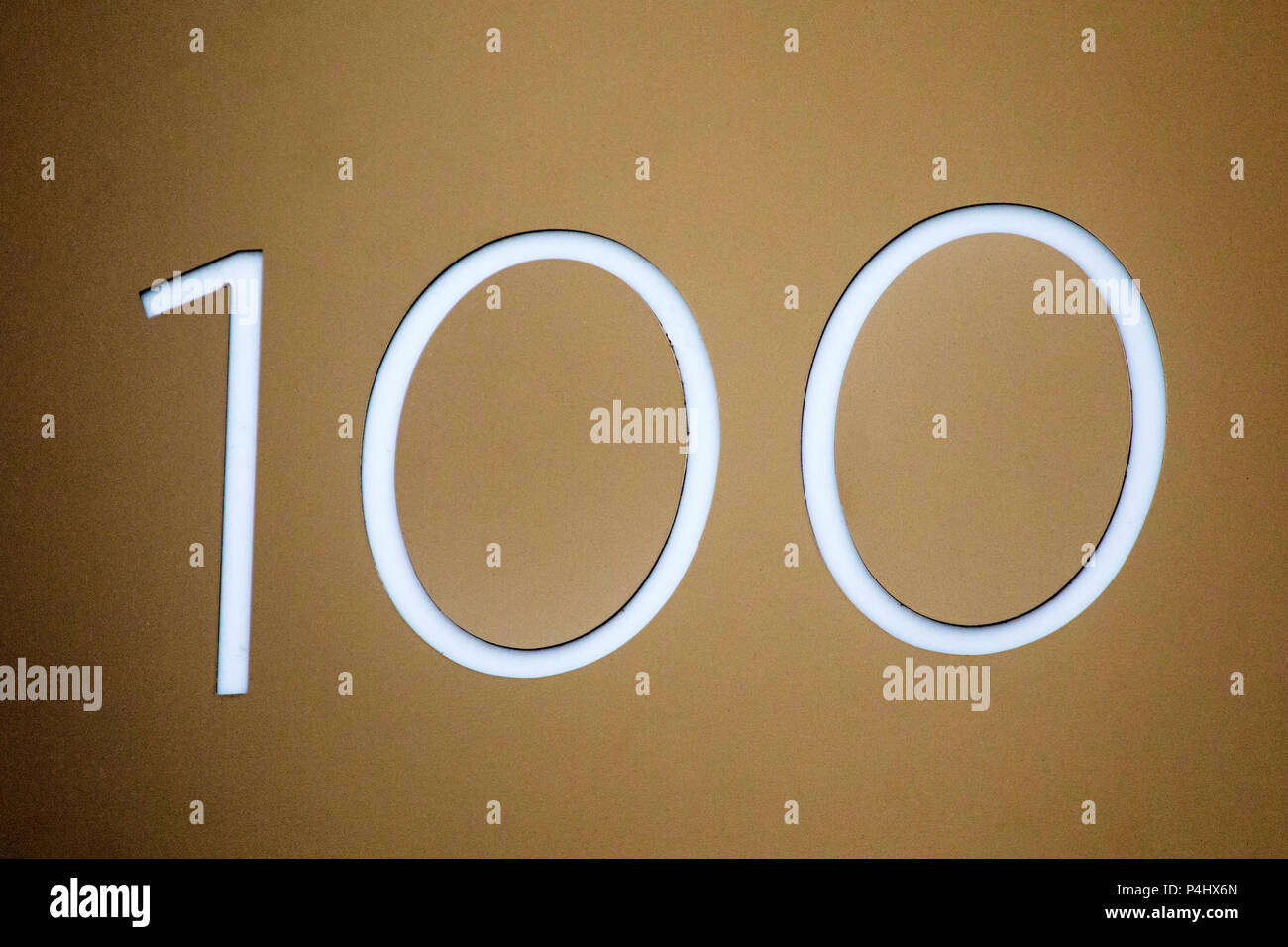 House number 100 sign hi-res stock photography and images - Alamy