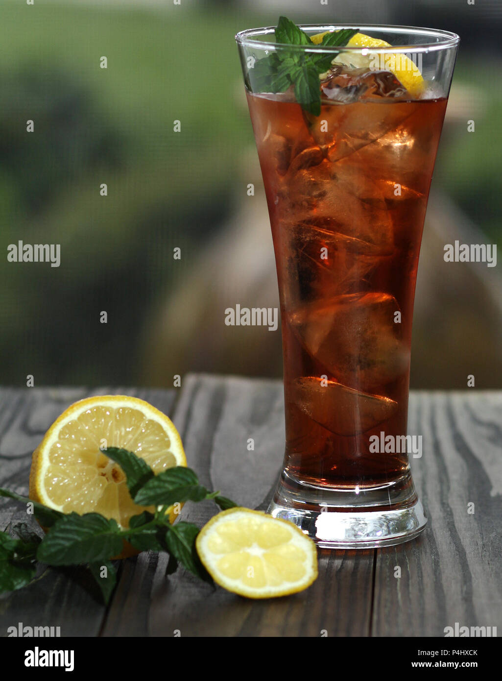 Iced tea and lime Stock Photo - Alamy