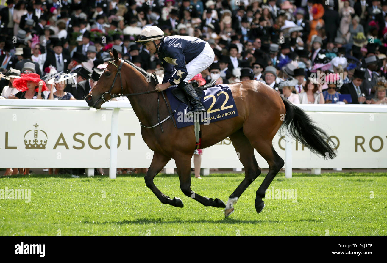 Yolo Again ridden by Jockey Niall McCullagh goes to post for the Queen ...