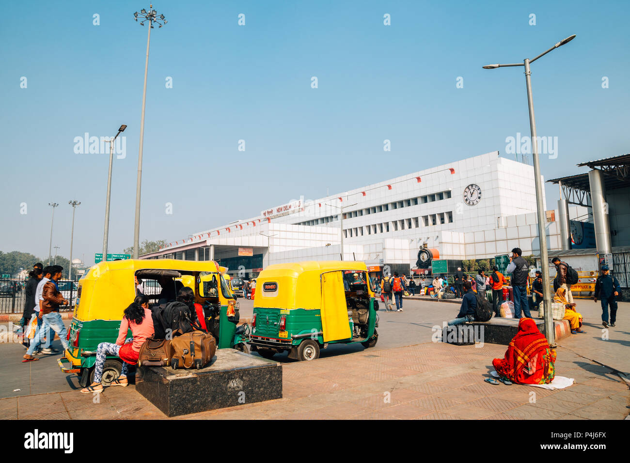 New delhi railway station platform hi-res stock photography and images ...