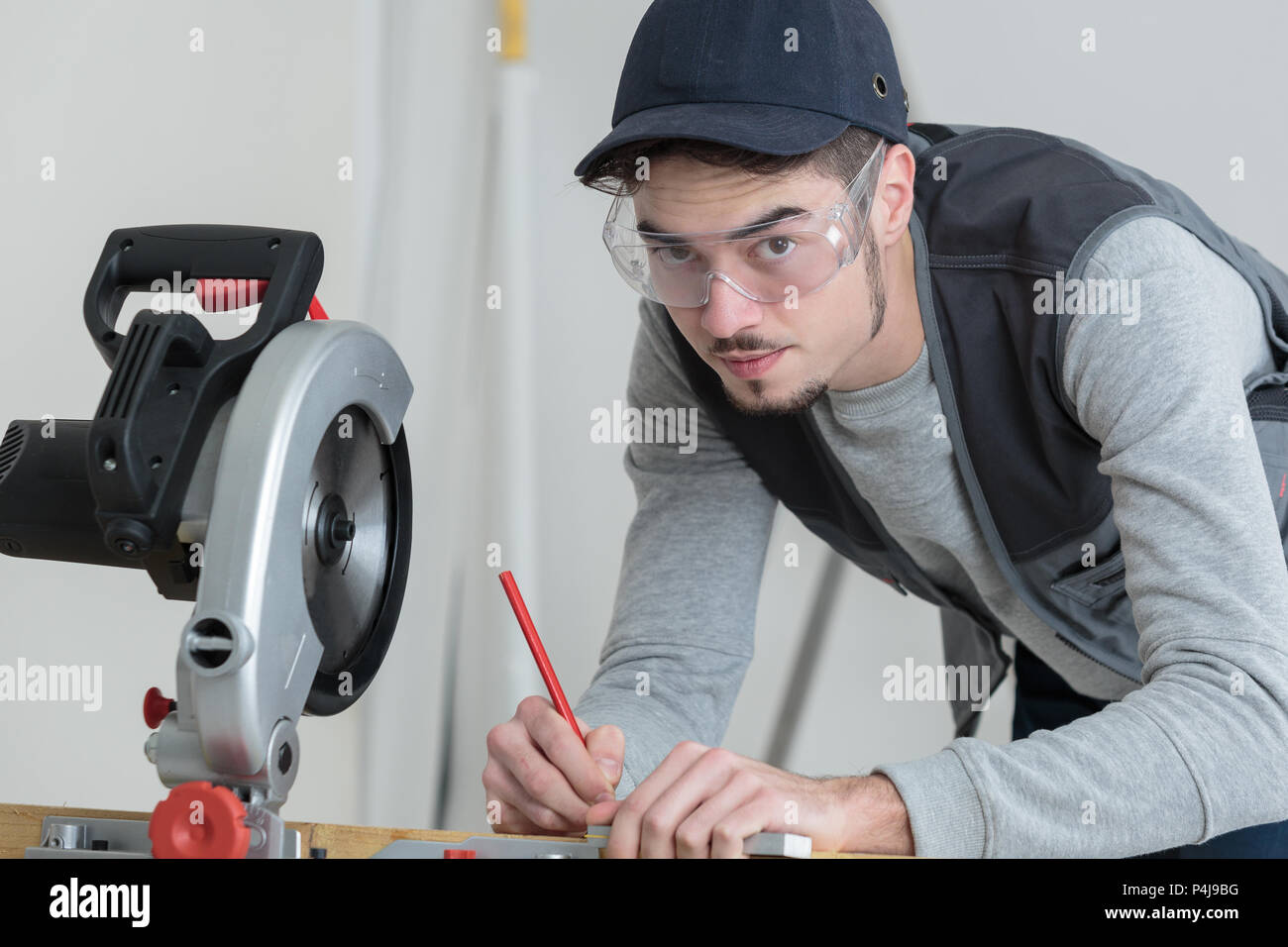 Man using circular saw hi-res stock photography and images - Alamy