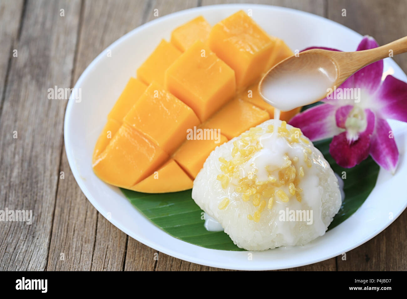 mango and sticky rice is popular traditional dessert of Thailand Stock ...